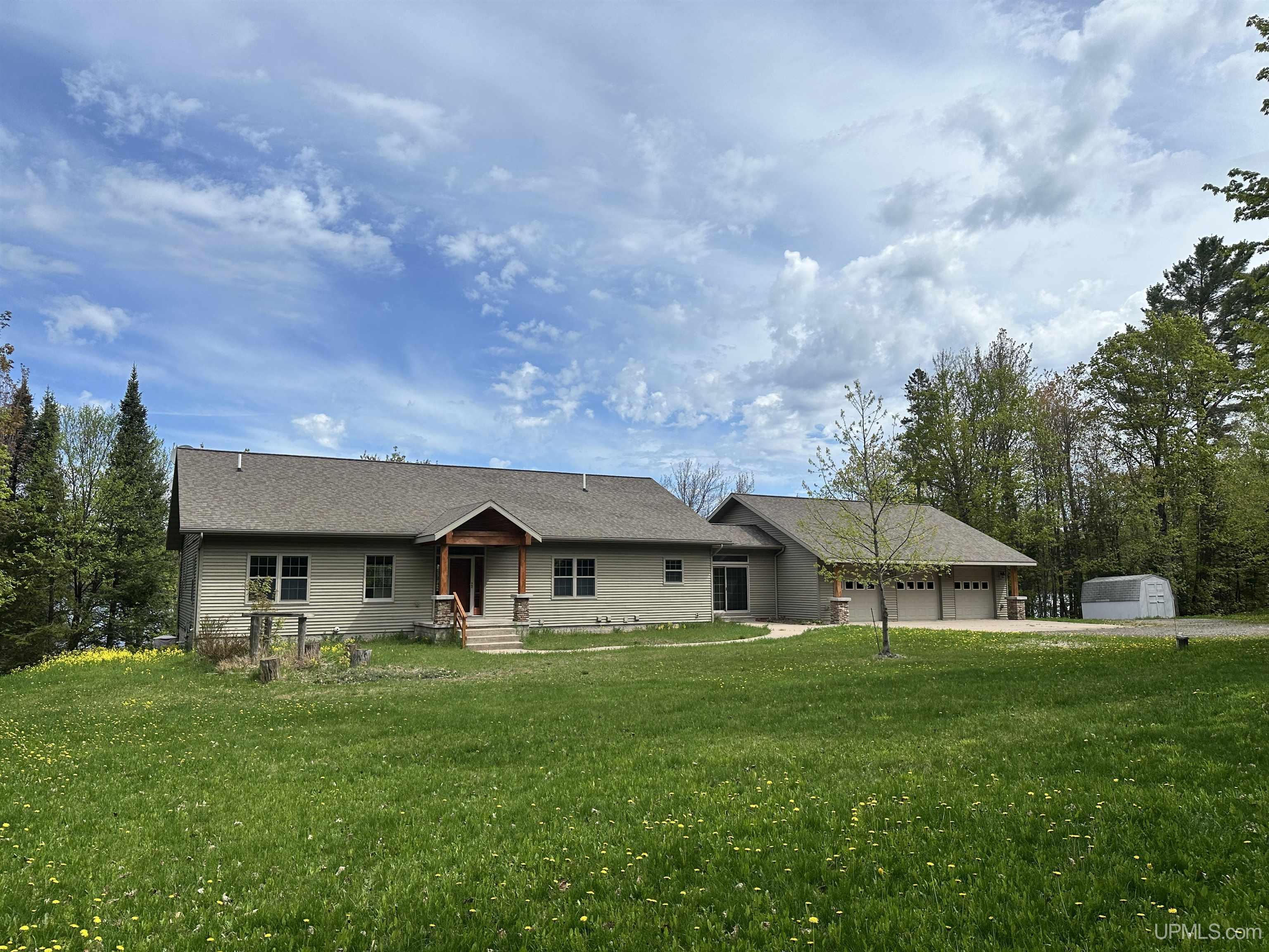 23 Chipman Ishpeming, MI MLS#50156972 Great Lakes and Land