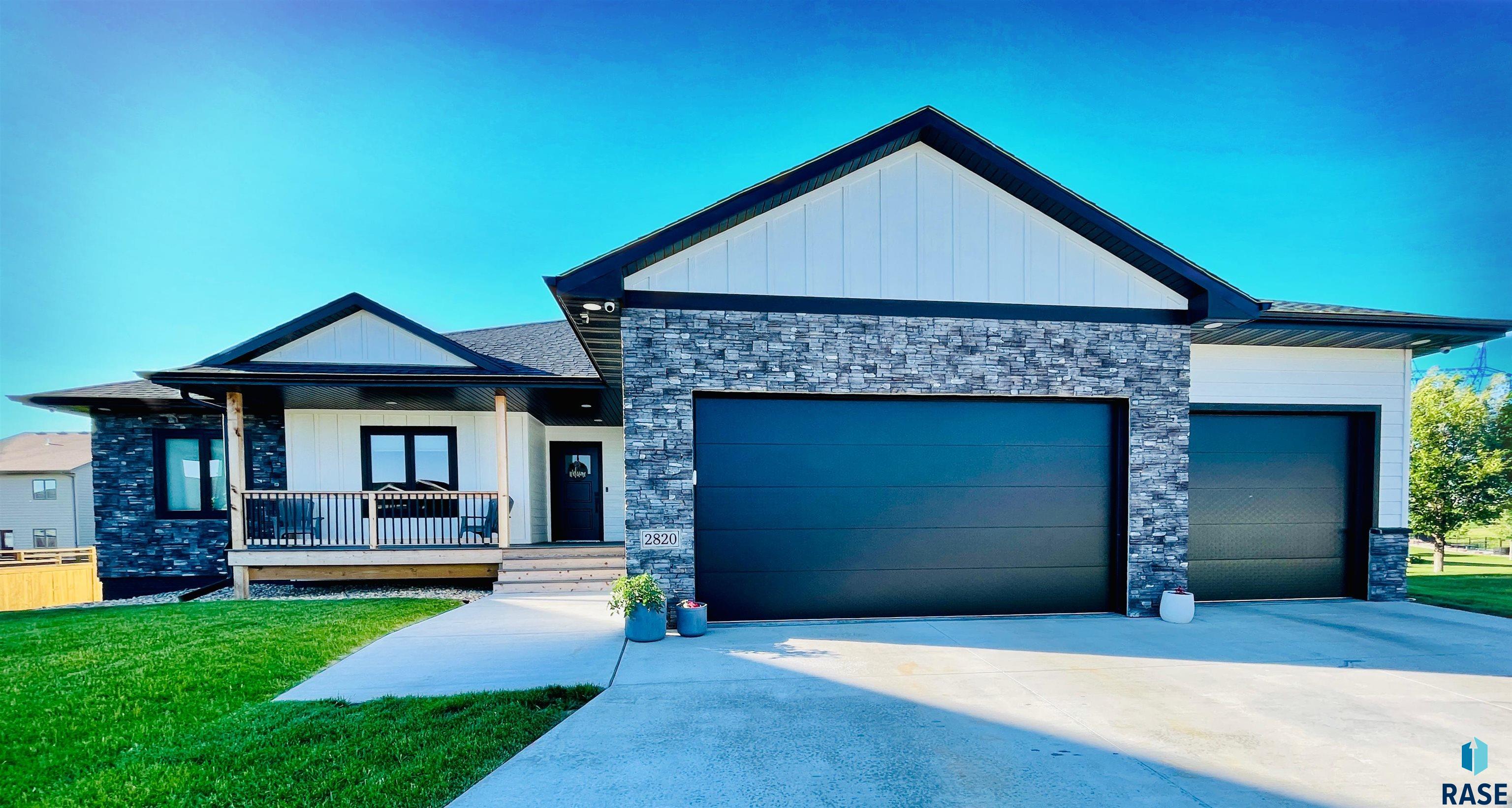 2820 E Daybreak Circle, Brandon, SD 57005